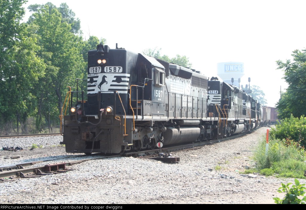 Inbd 351 behind 1587 and two SD40-2s and a DIT tophat